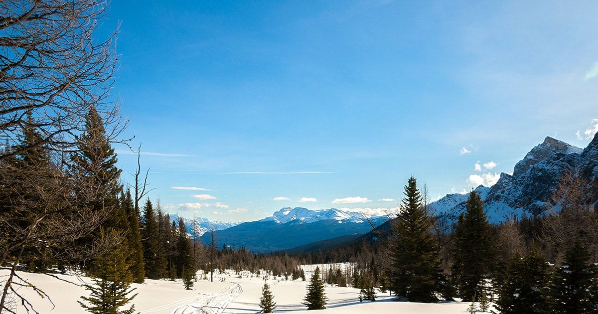Taylor Lake – A Stunning Alpine Lake Below Towering Peaks