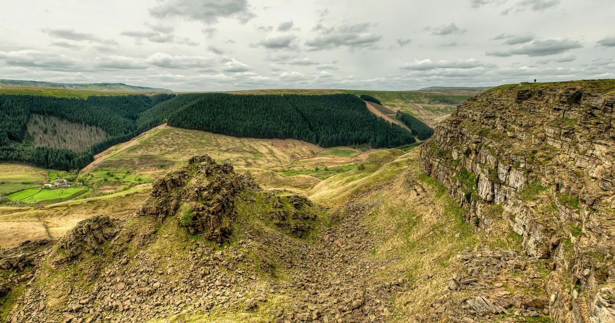 Alport Castles from Fairholmes - Upper Derwent Valley Walk