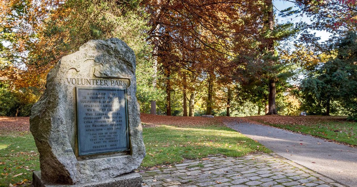 Volunteer Park Loop Walk - Park Walk with a Skyline View