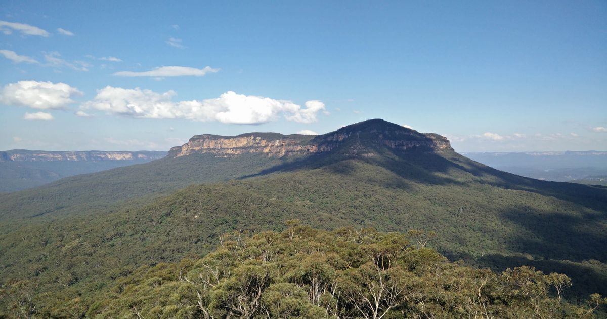 Ruined Castle and Mount Solitary via The Golden Stairs Walk